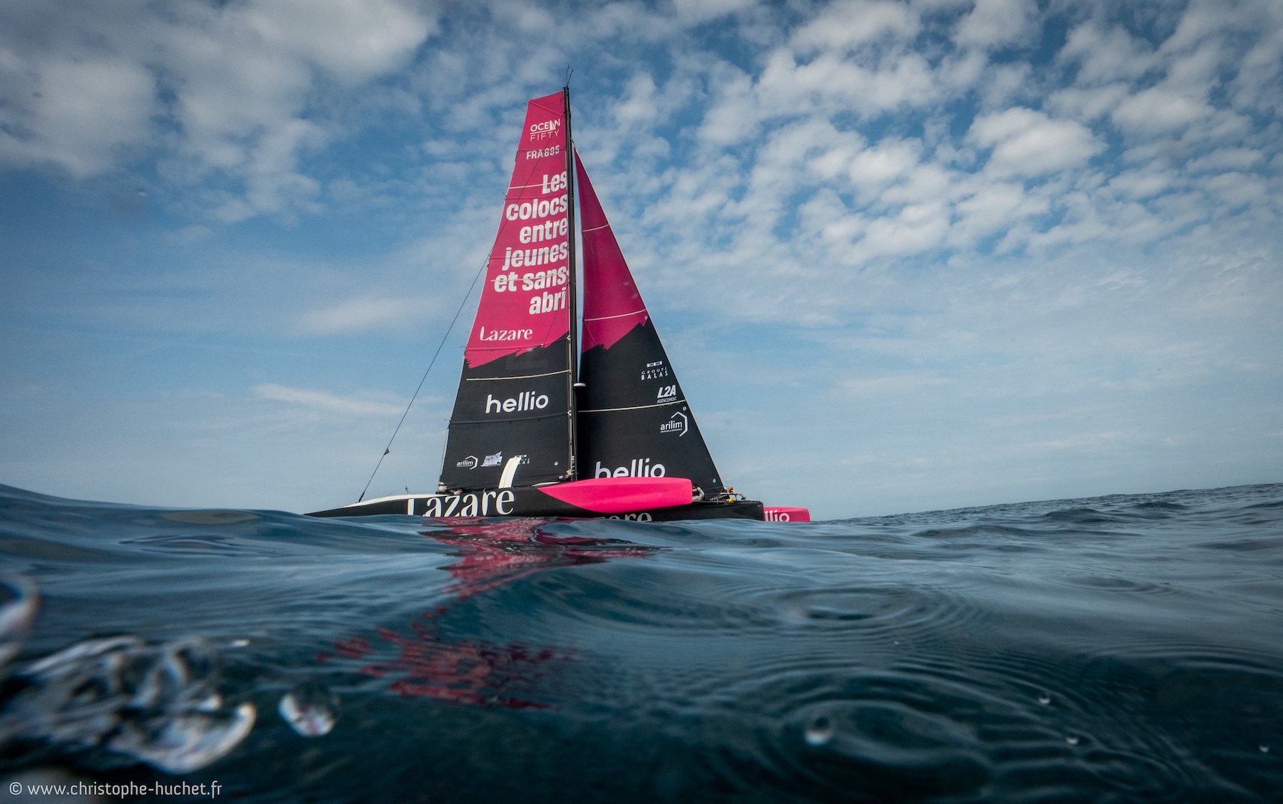 Deux collaborateurs L2A à bord du trimaran Lazare - L2A Agencement